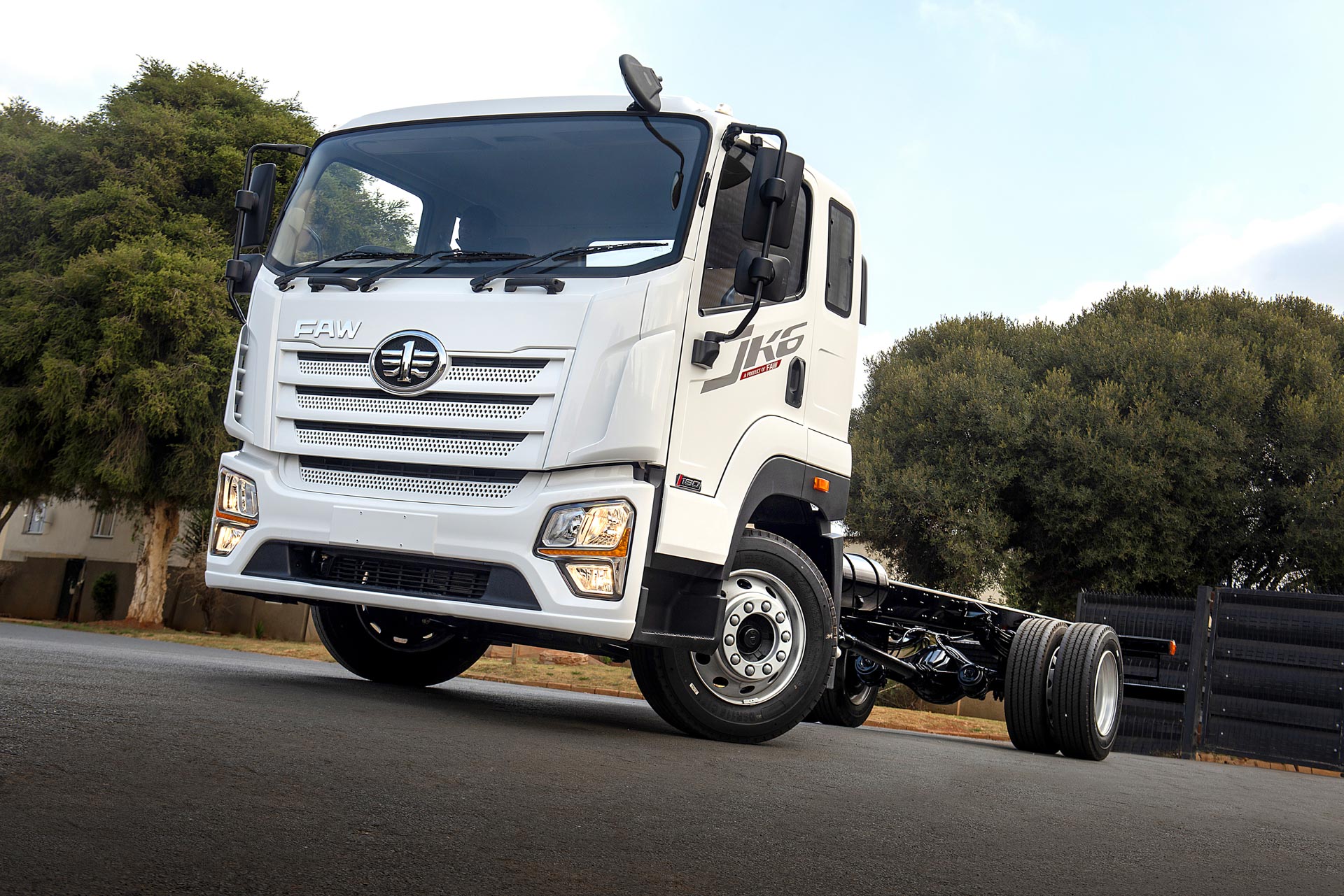 FAW TRUCKS’ JH6 33.420FT – A HEAVY HITTER IN AN EXPANDING RANGE - FAW